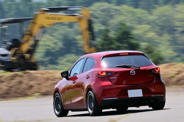 コンパクトカーに希望を！ マツダ2でFFの走りを極められるか！？ | KUNUGI RUNNER